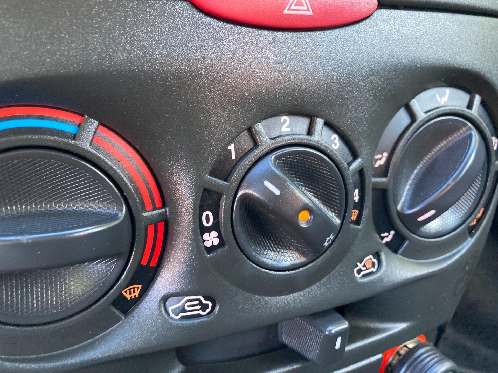 Fiat Punto 1.2 Active | NAP | 5 deurs + Airco nu €1.750,-!! – Autofarm